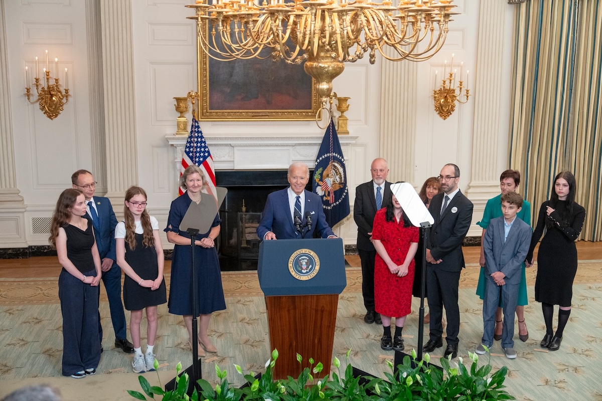 Wall Street Journal reporter, former Marine, Putin critics freed in ...